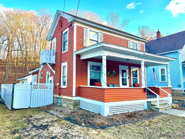 The Tangerine Terrace - Charming 4-bedroom House In Red Wing With Two King Beds - Red Wing, MN