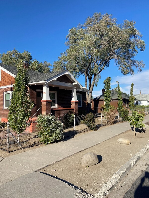 Charming 2-bedroom Bungalow In Reno With Wifi And Ac 1 Block From I-80 - Reno, NV