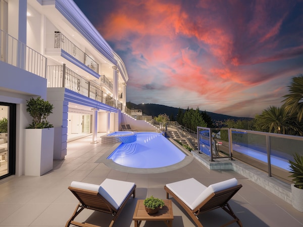 Breathtaking Ocean Views Palace With Hot Tub & Pool - West Vancouver