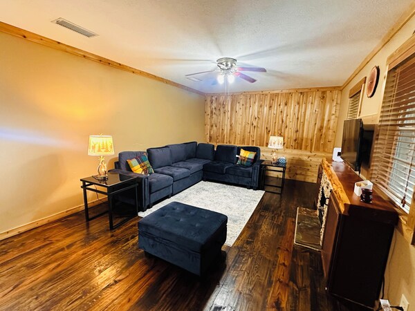 Charming Farmhouse Getaway With Nature & Family Fun In Corsicana, Tx - Corsicana, TX