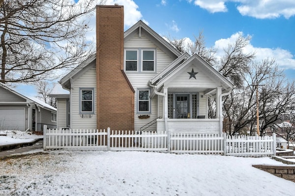 Charming 4-bedroom House, Full Amenities, Entertainment, Pet & Family Friendly - Glenwood, IA