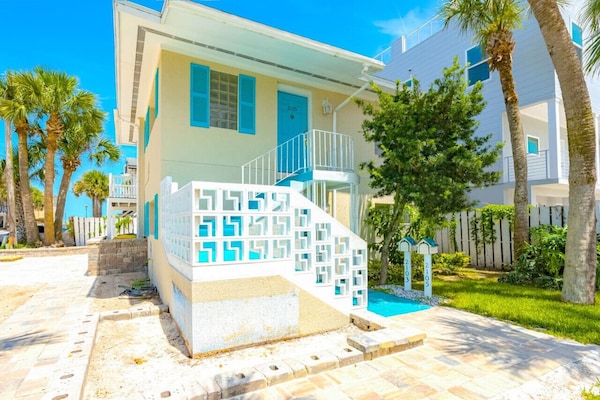 Beach-view Getaway , Sleeps 4, 1 Block From Ocean - Jacksonville Beach, FL