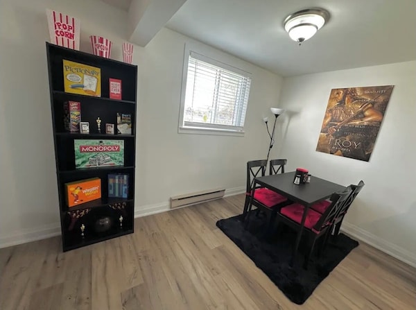 Deluxe 2bd Movie Lounge Unit In Port Dover - Simcoe