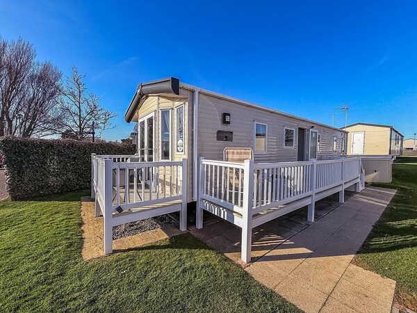 Fantastic Caravan With Decking At Haven Hopton Holiday Park Ref 80069g - Great Yarmouth