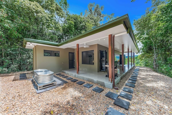 Moondance Escape Is A Unique, Secluded Retreat Yet Only 15mins From Airlie Beach - Whitsundays