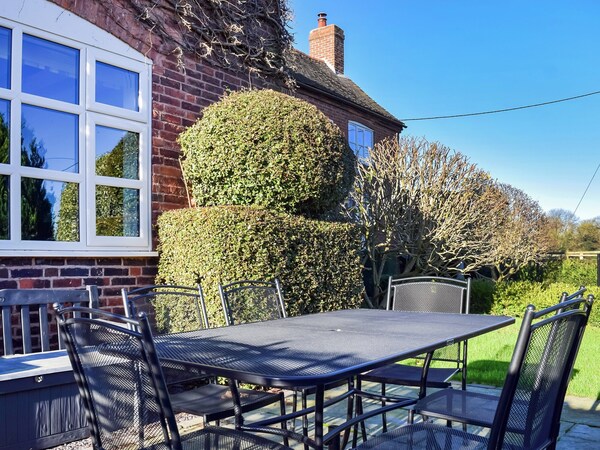 2 Bedroom Accommodation In Whittington - Tamworth Castle