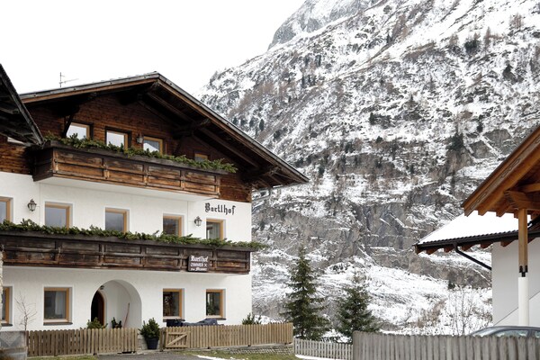 Room 'Bartlhof  Vitus' With Mountain View, Shared Terrace And Wi-fi - Hintertux Glacier