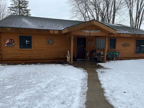 3 Bedroom Cottage On The Nw Side Of Burt Lake - Indian River, MI