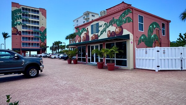 Casa Playa #203 Beach Front "Sandcastle Casa" - Pet Friendly - Fort Myers Beach, FL