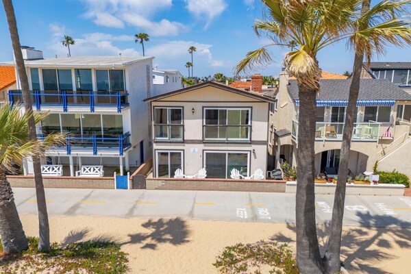15th St - Oceanfront Duplex With Parking & Patio - Newport Beach, CA