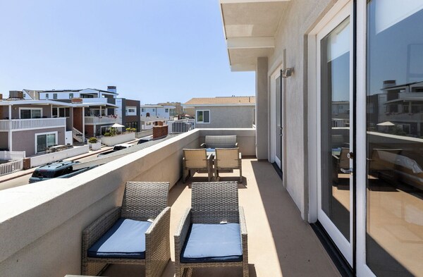 Beach Home On 45th In Newport W/ Patio & Parking - Costa Mesa, CA