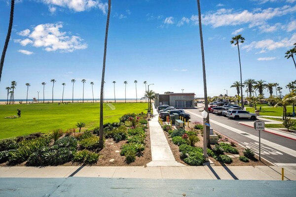 Oceanfront Condo In Newport Beach With Private Balcony And Perfect Location By The Pier - Laguna Beach, CA