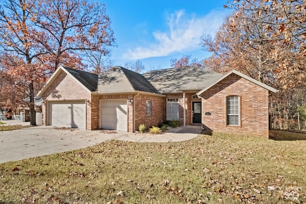 Mulligan Manor: Golf - Bike - Play - Private Hot Tub - Pet Friendly - Bella Vista, AR