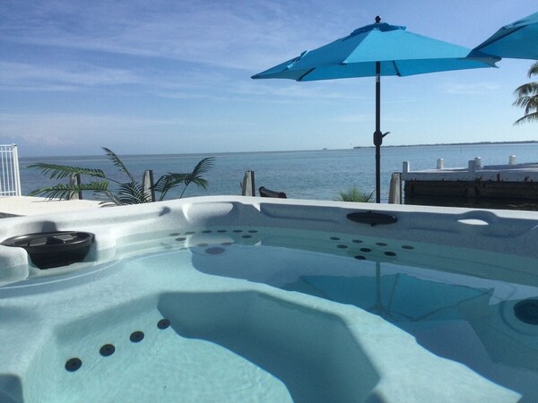 Open Ocean View, Private Hot Tub, Ice Machine, Moor 26' Boat! - Florida Keys