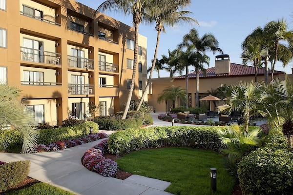 Roomy 1br Suite  W/ Heated Pool, Breakfast & Pet-friendly Amenities Await - Boca Raton, FL