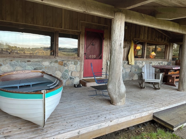 Cheerful Woodsy Cabin W Gas Fireplace, Sleeps 6. - Friday Harbor, WA