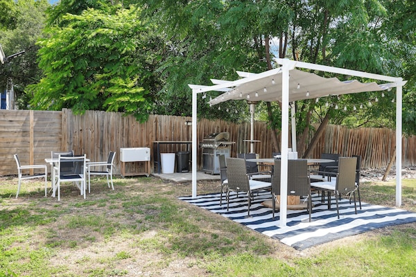 Nr Dt River Walk, Alamo, Zoo | Yard Bbq | Games - San Antonio Zoo, San Antonio