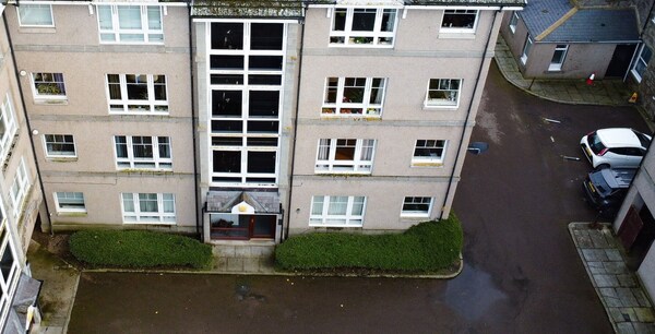 City Centre Apartment With Off Street Parking & Tucked Away In A Quiet Location - Aberdeen
