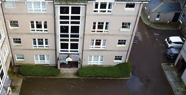 City Centre Apartment With Off Street Parking & Tucked Away In A Quiet Location - Aberdeen