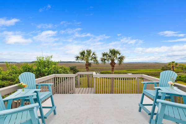 Cozy Beach Cottage + Rooftop W/ Ocean Views - Charleston, SC