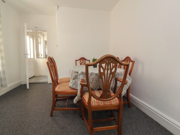 21 Eaves Street, Country Holiday Cottage, With A Garden In Blackpool - Blackpool
