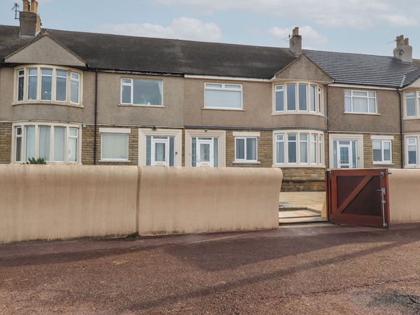 Love Nest, Pet Friendly, Country Holiday Cottage In Heysham - Morecambe