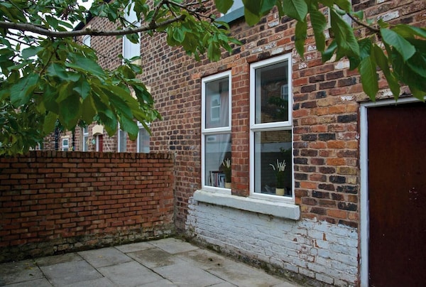 Spacious 6-bedroom Fully Furnished Holiday Home - Liverpool