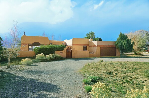 Vista Del Salto Is A Lovely 3 Bedroom 2 Bath Home That Sleeps 6 Guests - Taos Ski Valley, NM