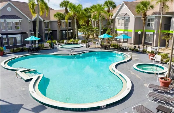Cozy 1-bedroom Apartment With Pool, Just 10 Minutes From Disney Magic! - 塞拉布雷遜