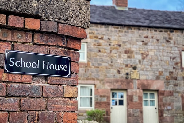 School House; Cosy Cottage, Hot Tub, Peak District - チェシャー