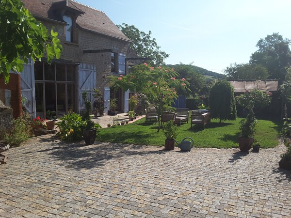 Gîte Des Quatre Chemins Proche De Cluny En Bourgogne Dans Un Coin De Verdure - Cluny