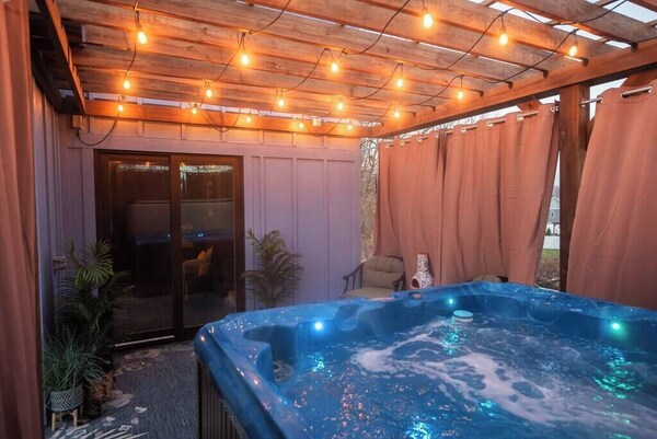 The Driftless Blue Villa | Hot Tub & Fireplace | Close To Downtown - Decorah, IA