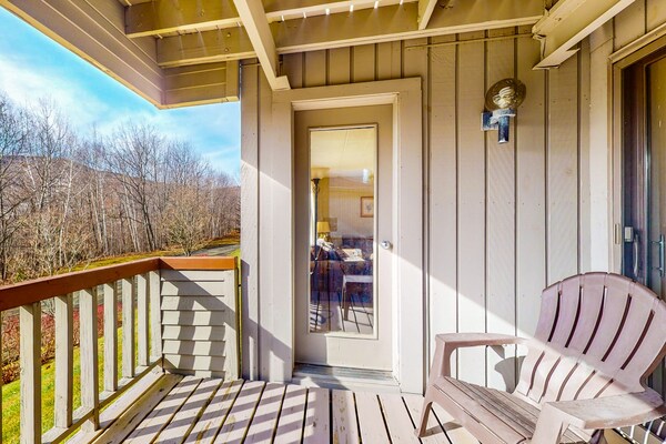 Cozy Mountain Condo W/ Fireplace, Views, Hot Tub, Pool, Sauna, Gym, Shuttle, W/d - Mount Snow, VT