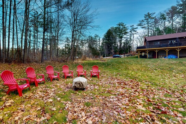 Cozy Retreat With Spacious Deck, Firepit, And Outdoor Adventures Nearby - Pittsfield, NH
