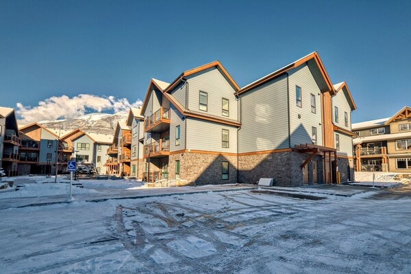 High Rise Lux 2-b Apartment Near Canmore Banff-pool -Hot Tub- Gym - - Alberta