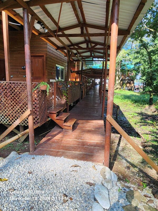 Happy Iguana Marina Ecolodge Waterfront Cabin #1, A/c, Starlink, Pool, Sleeps 4 - Izabal