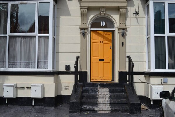 Cosy Twin Apt 1 Or Both, W/ Balcony And Parking - Birmingham