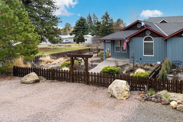 Charming 2-bedroom Condo Walking Distance From Cozy & Quaint Downtown Sisters. - Sisters, OR