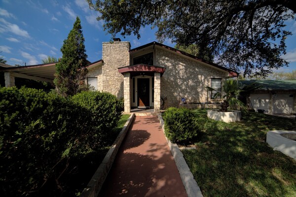 Cozy 4-bedroom House In Wonderful San Antonio With Wifi, Ac, And Pet Friendly. - Weston Oaks - San Antonio
