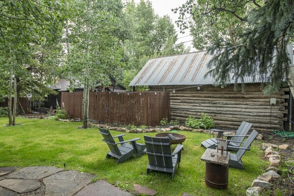 Lincoln Lodge In The Heart Of Elk Avenue! 4bdrm, Fenced Backyard, Dog Friendly! - Crested Butte, CO