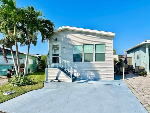 Very Comfortable  2 Bedroom 1 Bath Beach House. Fully Equipped Kitchen - Stuart Beach, Stuart