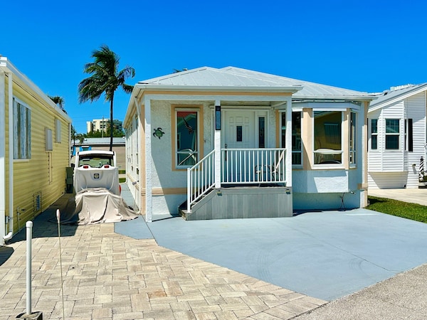 Enjoy Paradise In This Wonderful 2 Bed 2 Bath Beach Home Walking Distance To The Beach! - Jensen Beach, FL