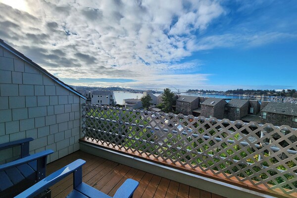 Historic Bayfront! Stellar Bridge & Bay Views! Bay Dreaming - Newport, OR