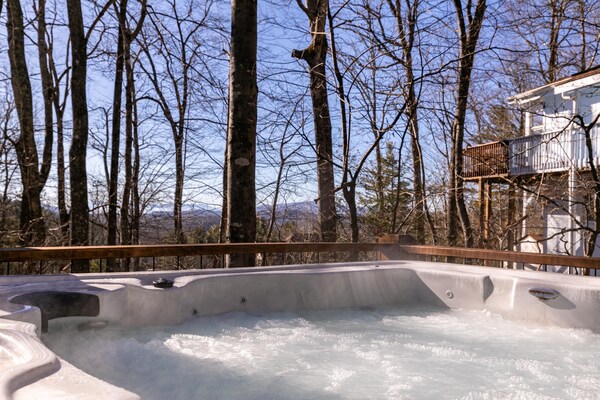 Sanctuary Summit @Linville Land Harbor: Updated Home Hot Tub, Deck Fireplace, & Amenity Access! - North Carolina