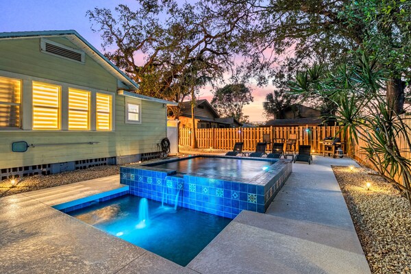 Step Into The Charm Of Yesteryear With The Modern Comforts Of Today At City Cottage! - Sarasota, FL