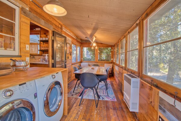 Authentic Cabin Experience With Modern Amenities Minutes From Mtn High In Socal! - Wrightwood, CA