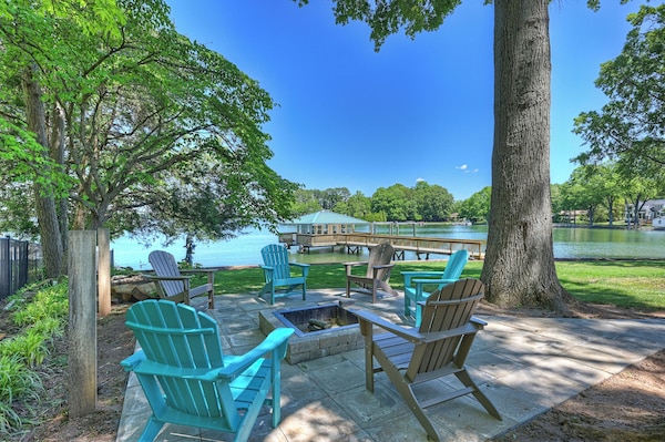 Lakeshore Lookout - Amazing Long Range Views, Pool, Hot Tub, Fire Pit, Theatre Room And Much More! - Davidson, NC
