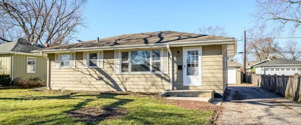 Feel Good, Live Well In This Cozy Wheaton 3 Bedroom! - Naperville