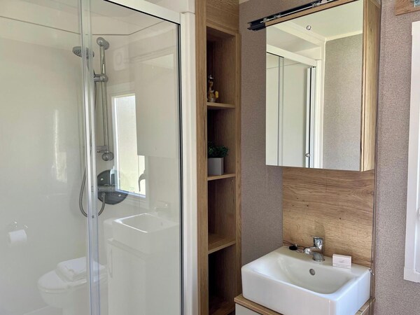 Cosy 3 Bedroom Caravan In South Cerney - Gloucestershire
