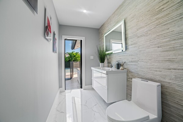 You'll Be Captivated By The Stunning 28 X 40 Custom Heated Pool With Jacuzzi - Zoo Miami, Miami
